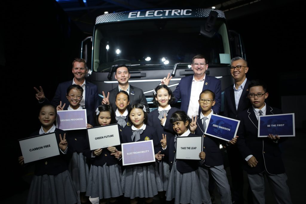 Swift Haulage pelanggan sulung lori terminal elektrik Volvo - Swift ...